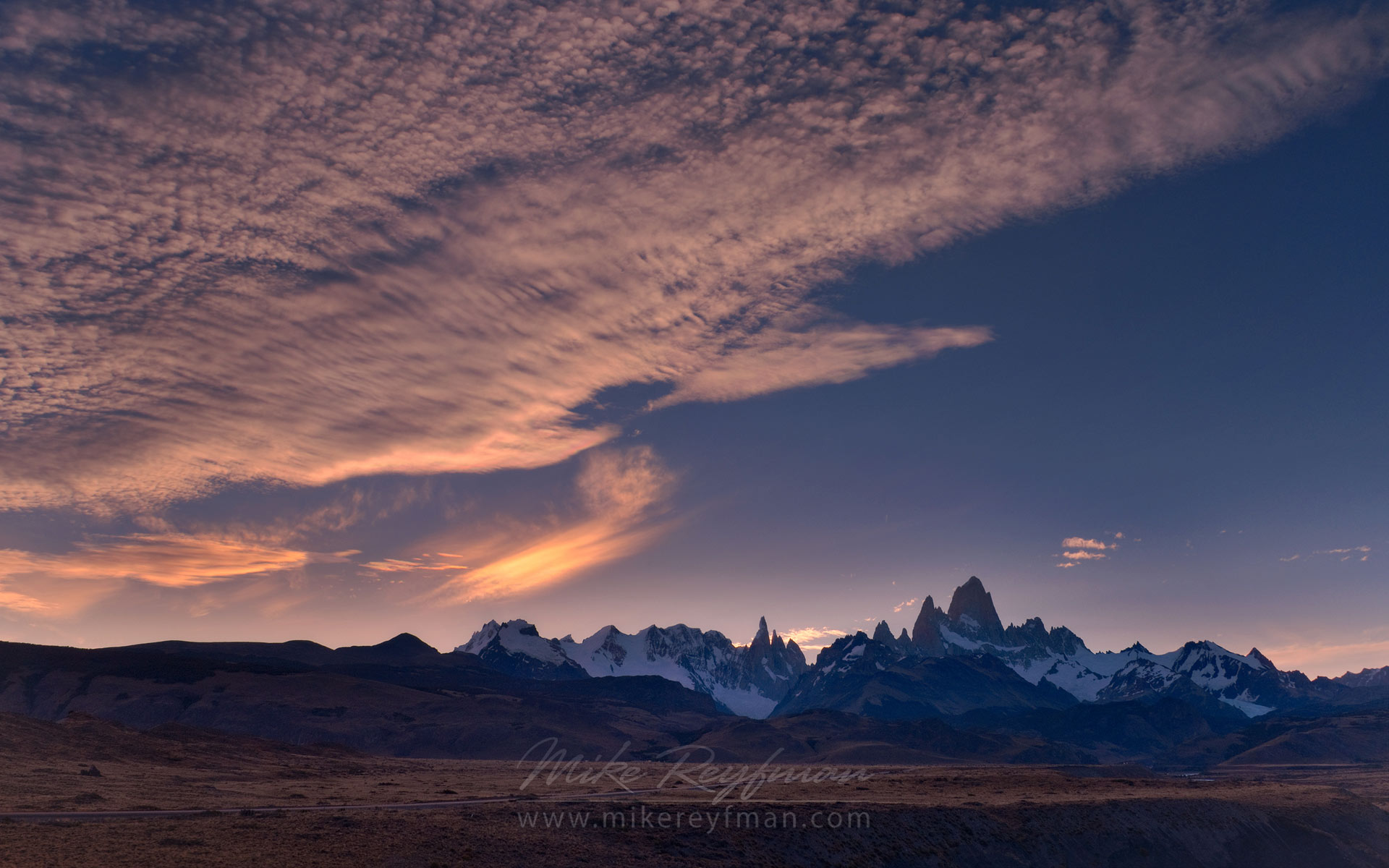 Windy twilight. Fitzroy and Cerro Torre massifs after sunset from Las ...