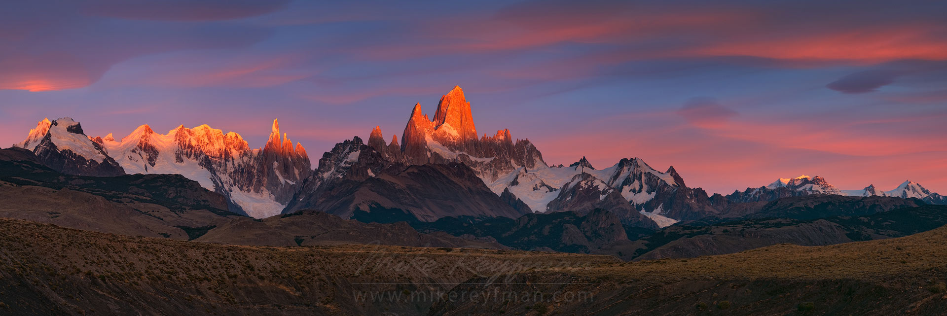 Alpenglow. Fitzroy and Cerro Torre massifs before Sunrise from Las ...